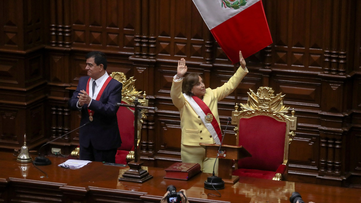 Dina Boluarte juró como nueva presidenta del Perú