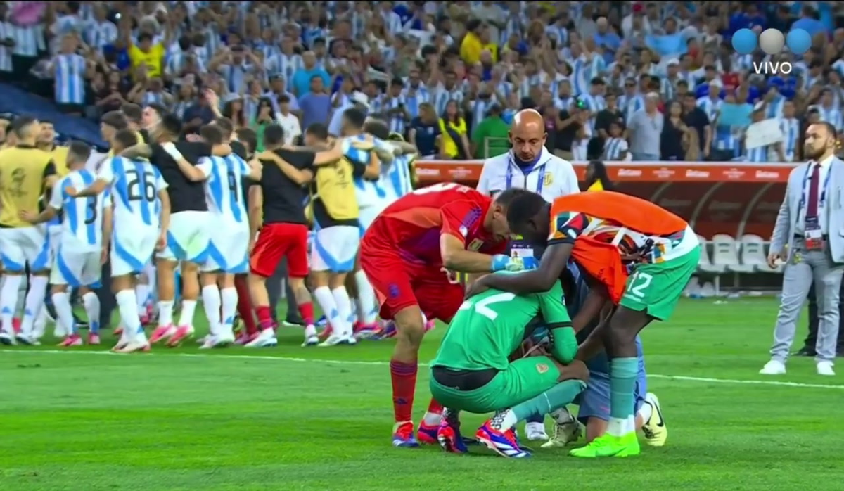 El gesto de Dibu Martínez con el arquero de Ecuador