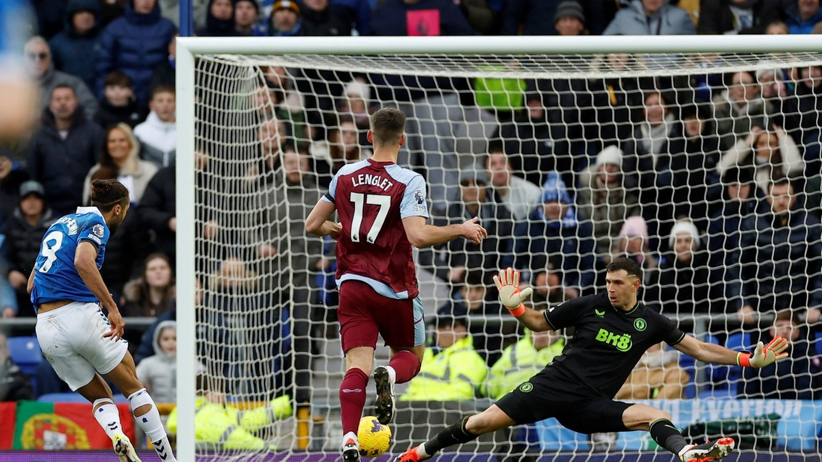 Dibu Martinez y una doble atajada para salvar al Aston Villa