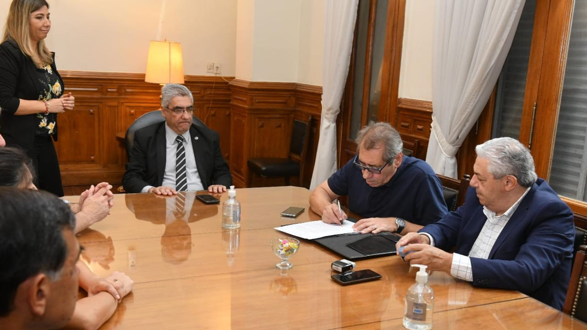 Transporte: la Provincia y AETAT acordaron la continuidad del servicio