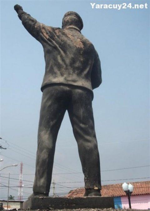 Quemaron una estatua de Hugo Chávez