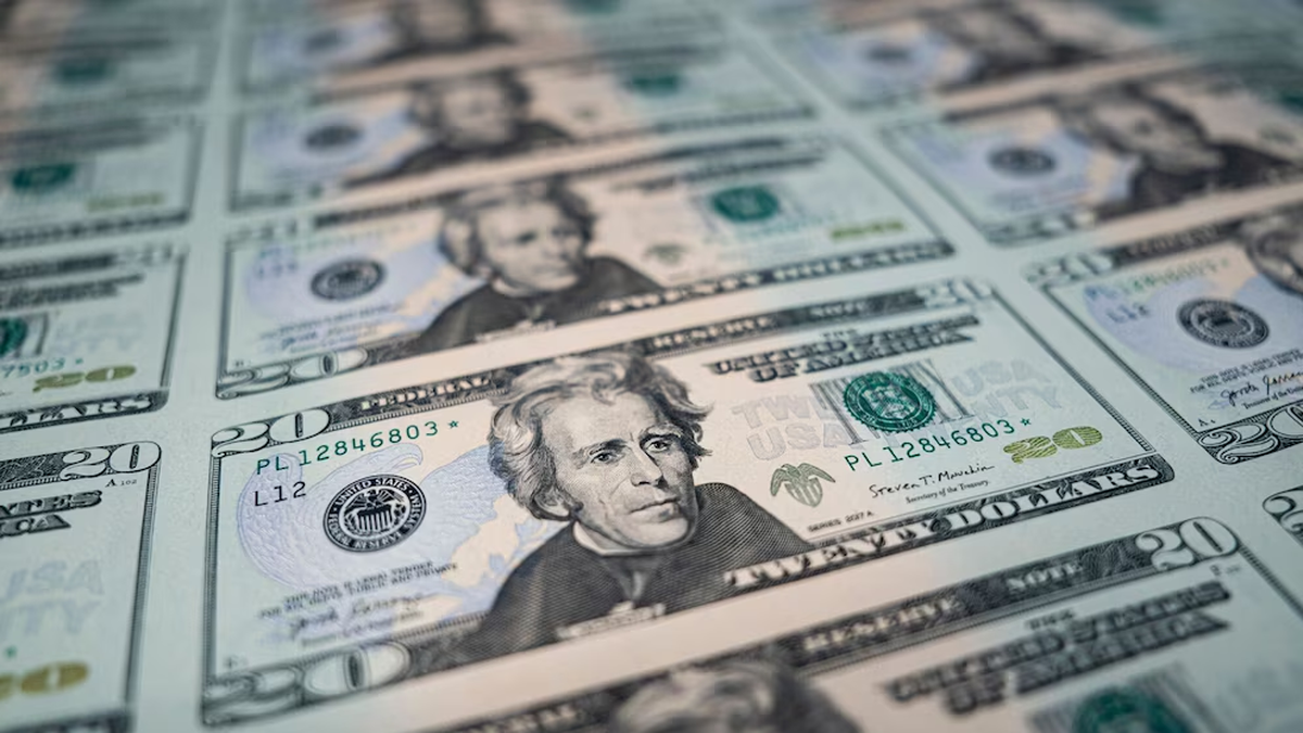 Dólar hoy: la divisa en el Banco Nación cae a $1.360 para la venta