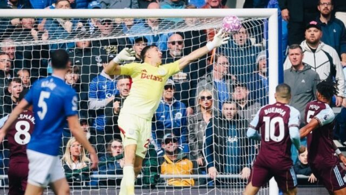 El Dibu Martinez volvió al arco del Aston Villa y fue figura