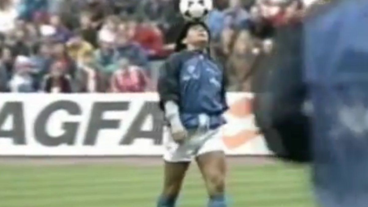 Se cumplen 31 años de Diego Maradona bailando Live is Life