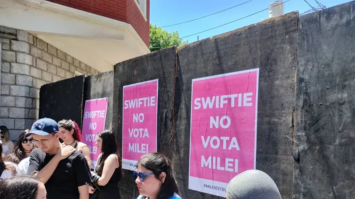 Fanáticos de Taylor Swift en el Monumental: Swiftie no vota a Milei